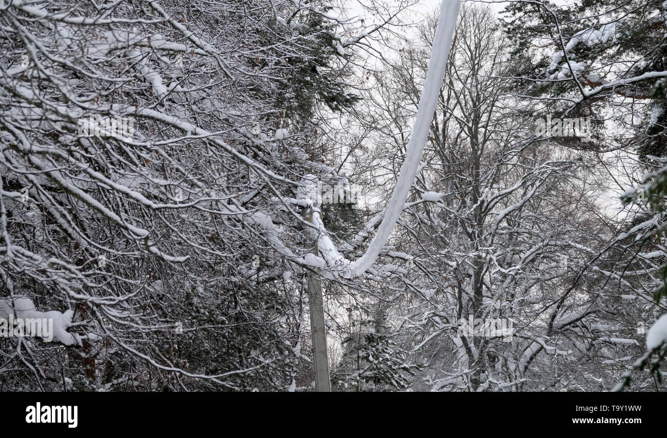 Snow build-up (snow deposits and slush build-up) on electric wires ...
