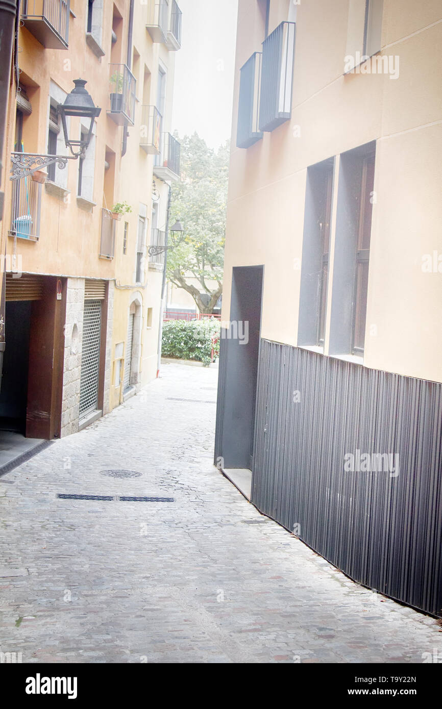 Spain, Girona old alleyway Stock Photo - Alamy