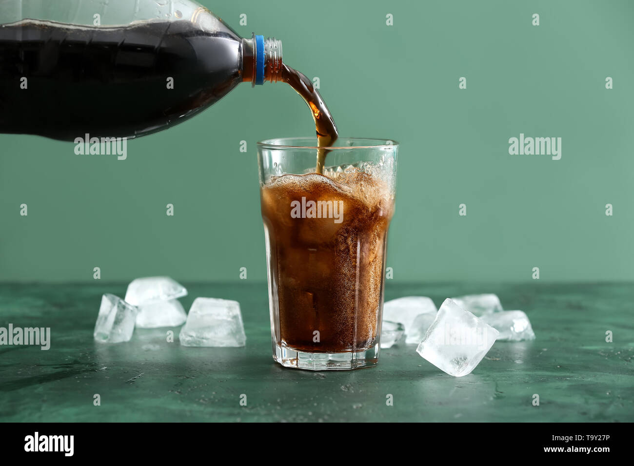 Pouring coke hi-res stock photography and images - Alamy