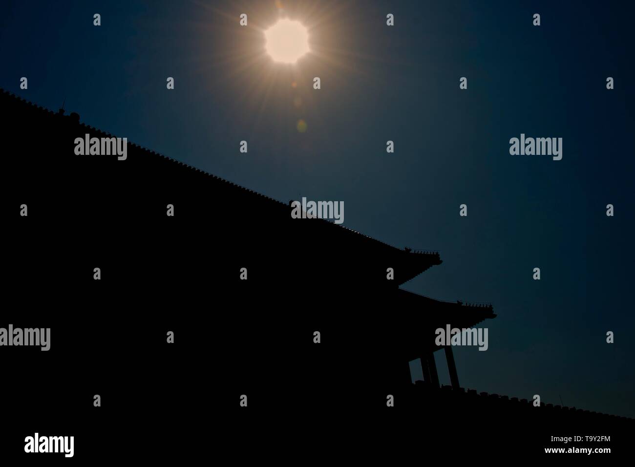 Chinese traditional rooftop hi-res stock photography and images - Alamy