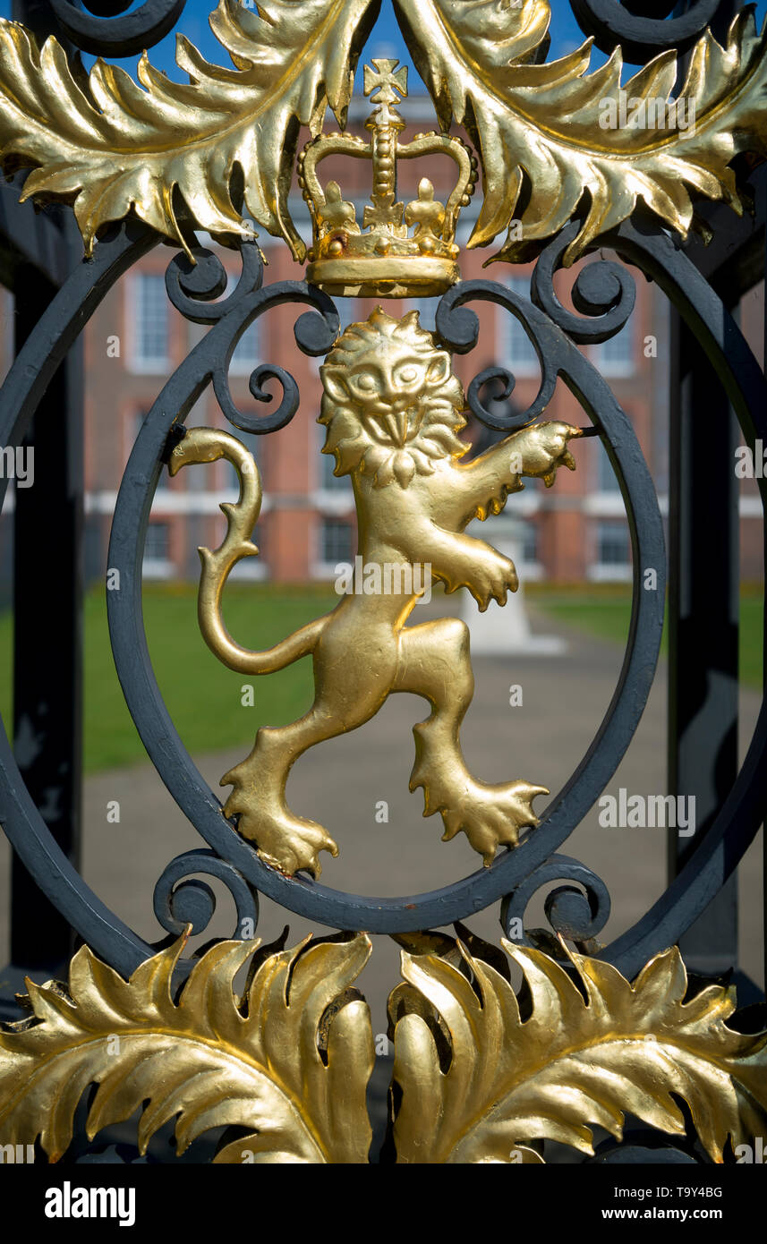 Lion with crown hi-res stock photography and images - Alamy