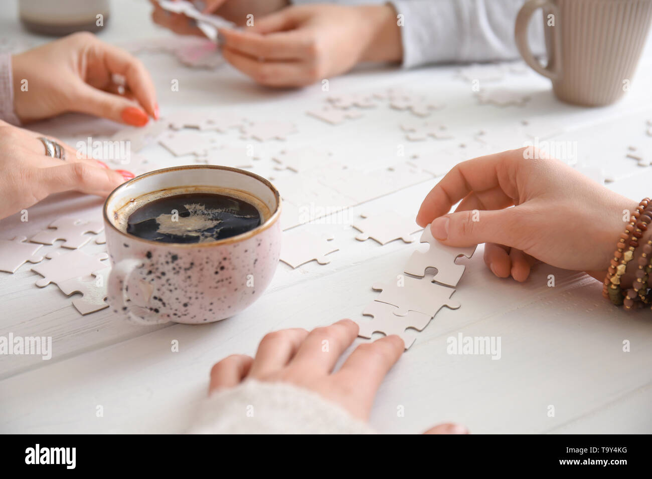 Hands doing puzzle hi-res stock photography and images - Alamy
