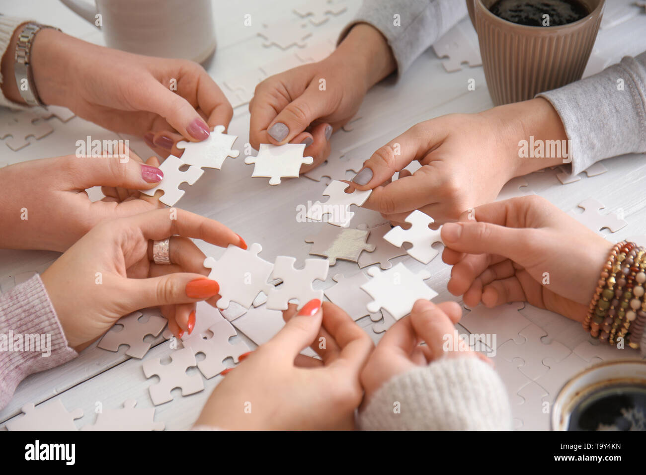 People doing jigsaw puzzle hi-res stock photography and images - Alamy