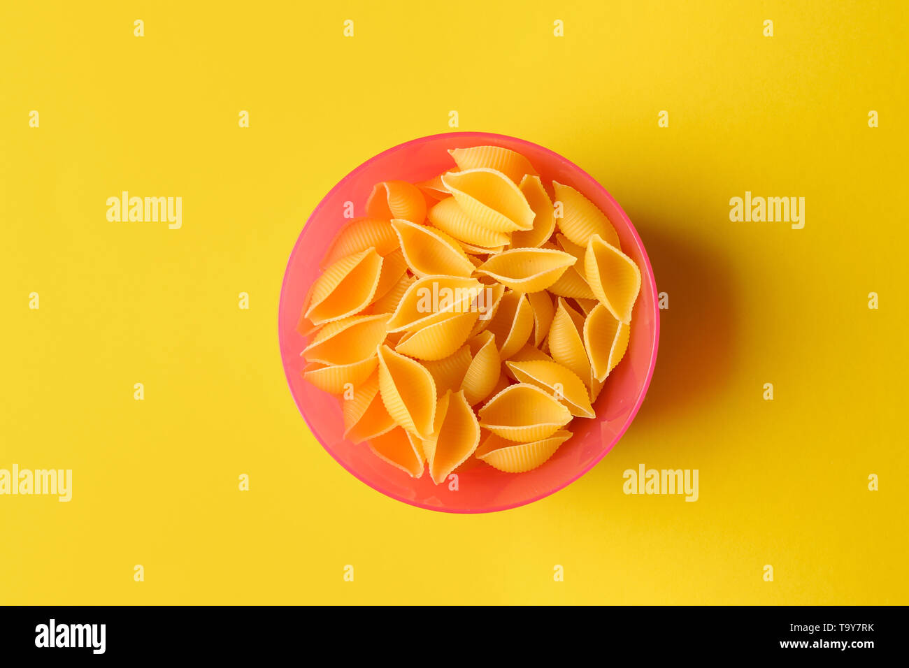 Uncooked conchiglie hi-res stock photography and images - Alamy