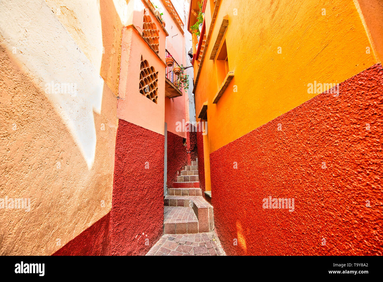 Romantic narrow Alley of the Kiss (Callejon del Beso) in Guanajuato ...