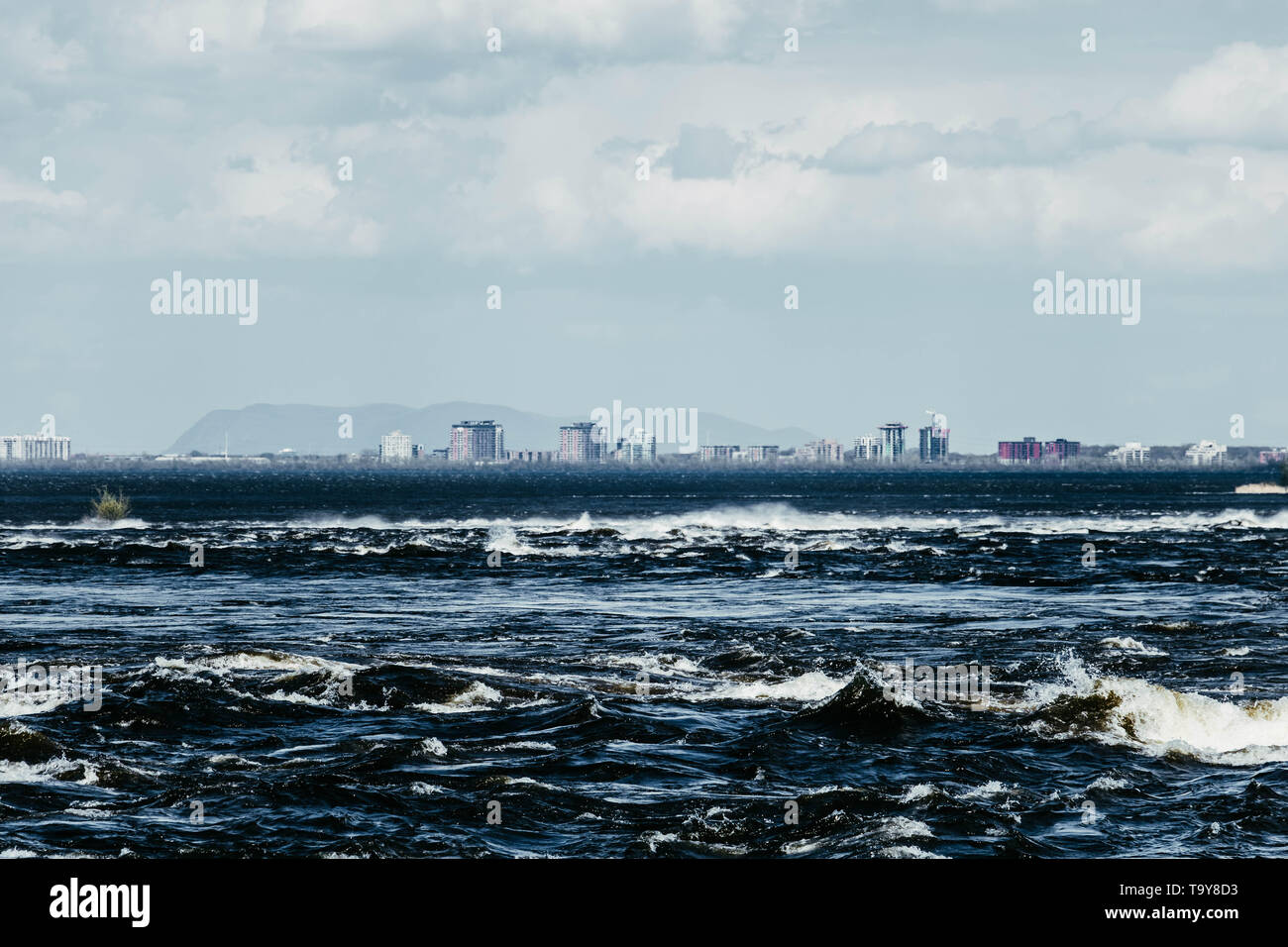 Montreal skyline st lawrence river hi-res stock photography and images ...