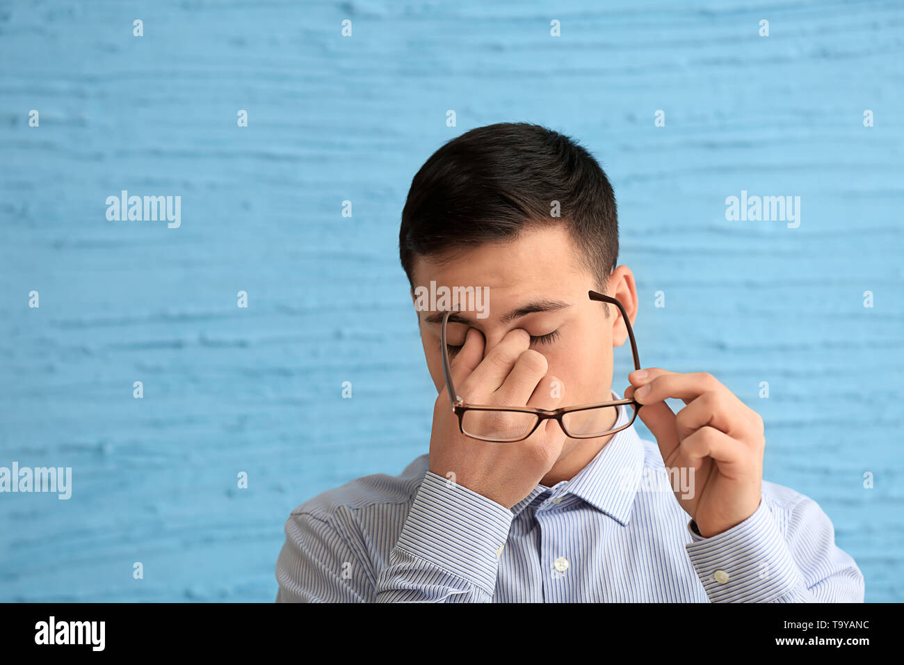 Portrait of man with bad sight on color background Stock Photo - Alamy