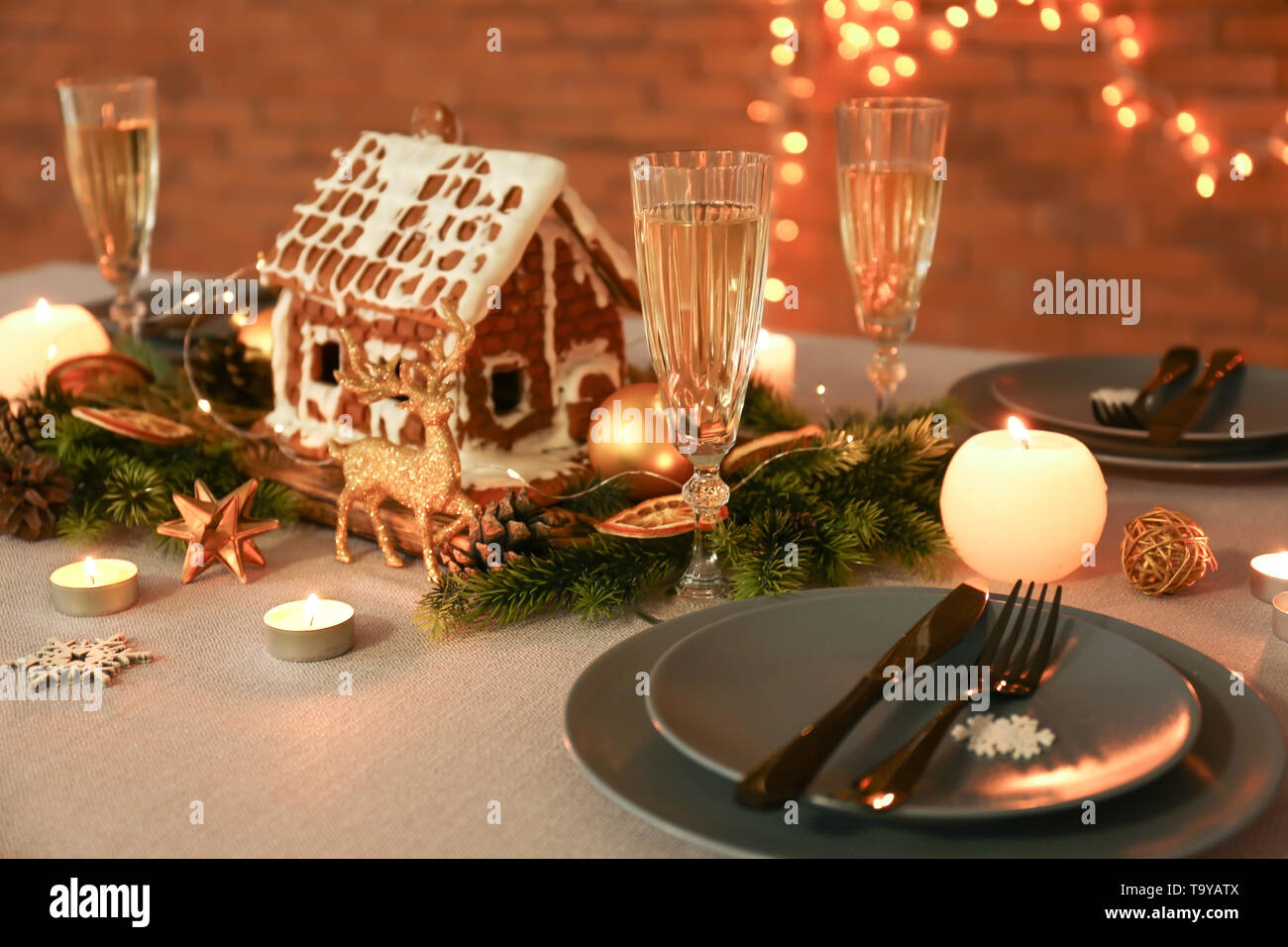 Gingerbread house table setting hi-res stock photography and images - Alamy