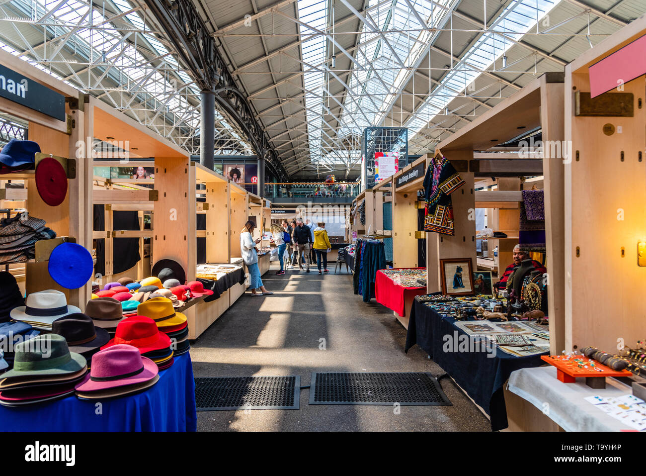 Antique shop london interior hi-res stock photography and images - Alamy
