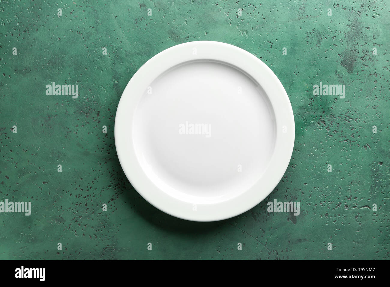 Clean empty plate on color background Stock Photo - Alamy
