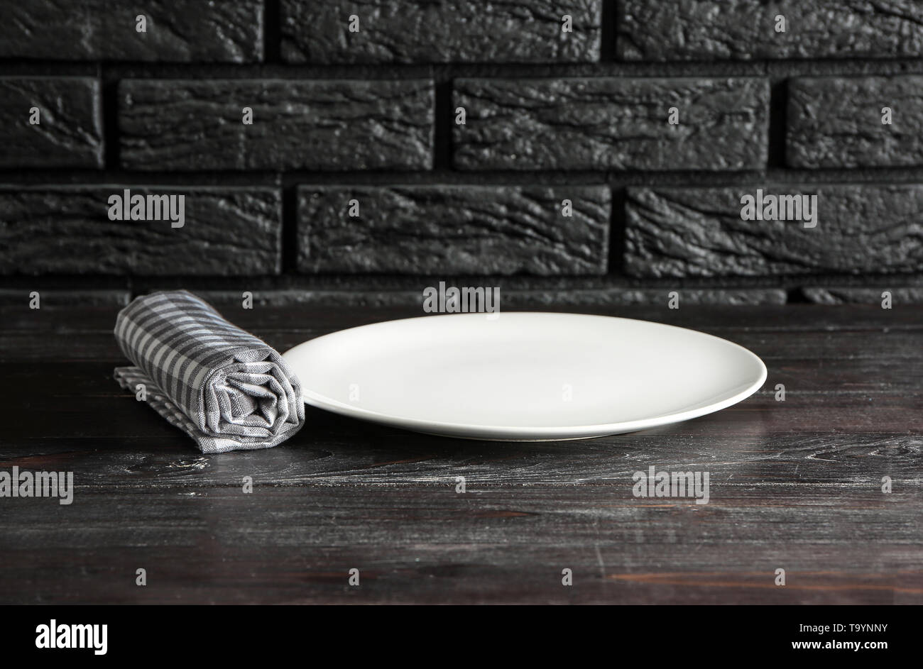 Empty restaurant table against wall hi-res stock photography and images ...
