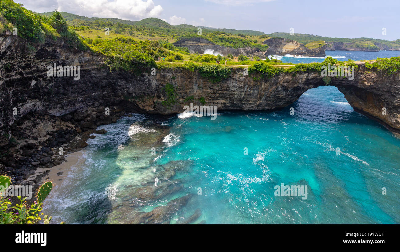 White waves brown rocks hi-res stock photography and images - Alamy
