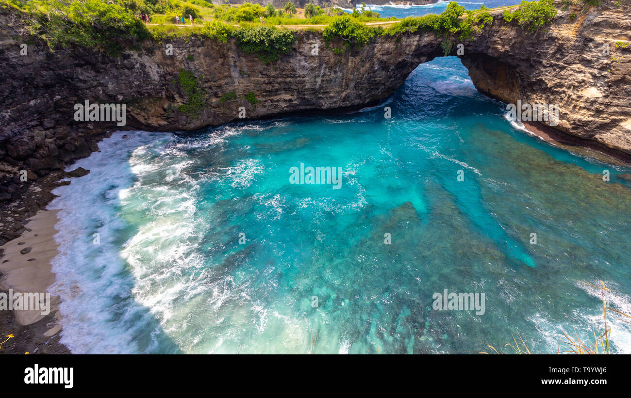Spray waves against cliffs hi-res stock photography and images - Alamy