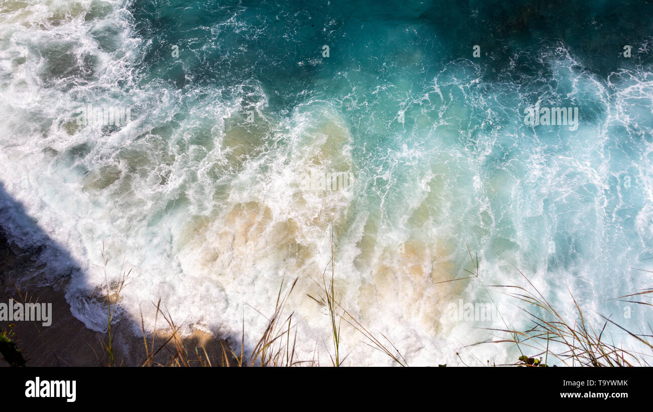 Ocean waves crash against brown hi-res stock photography and images - Alamy