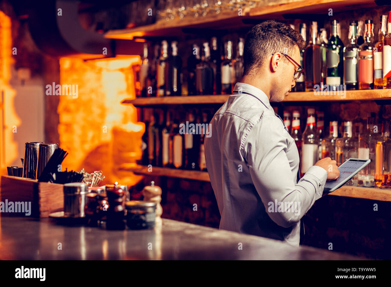 Man ordering drinks hi-res stock photography and images - Alamy