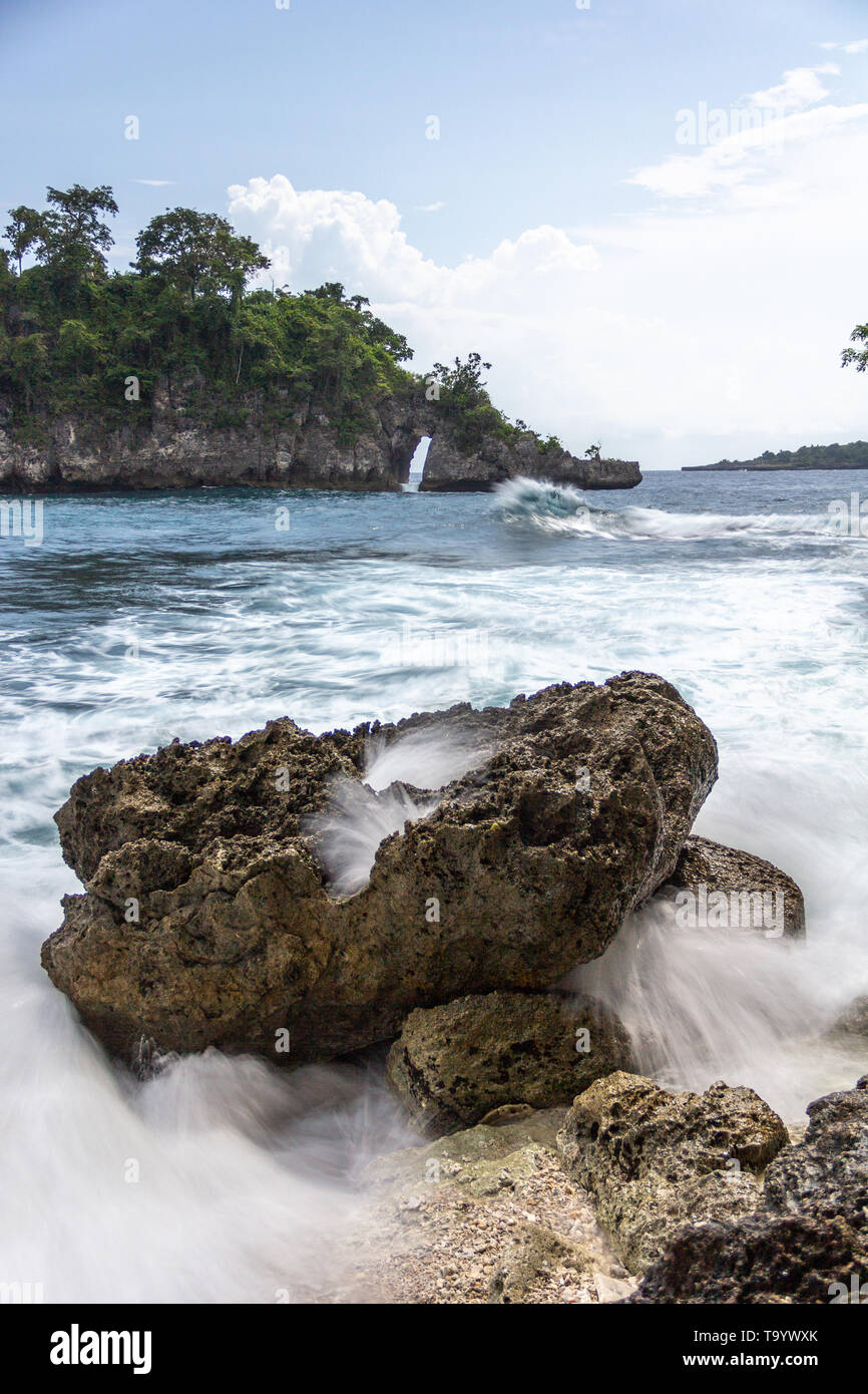 Wave hitting rock beach hi-res stock photography and images - Alamy