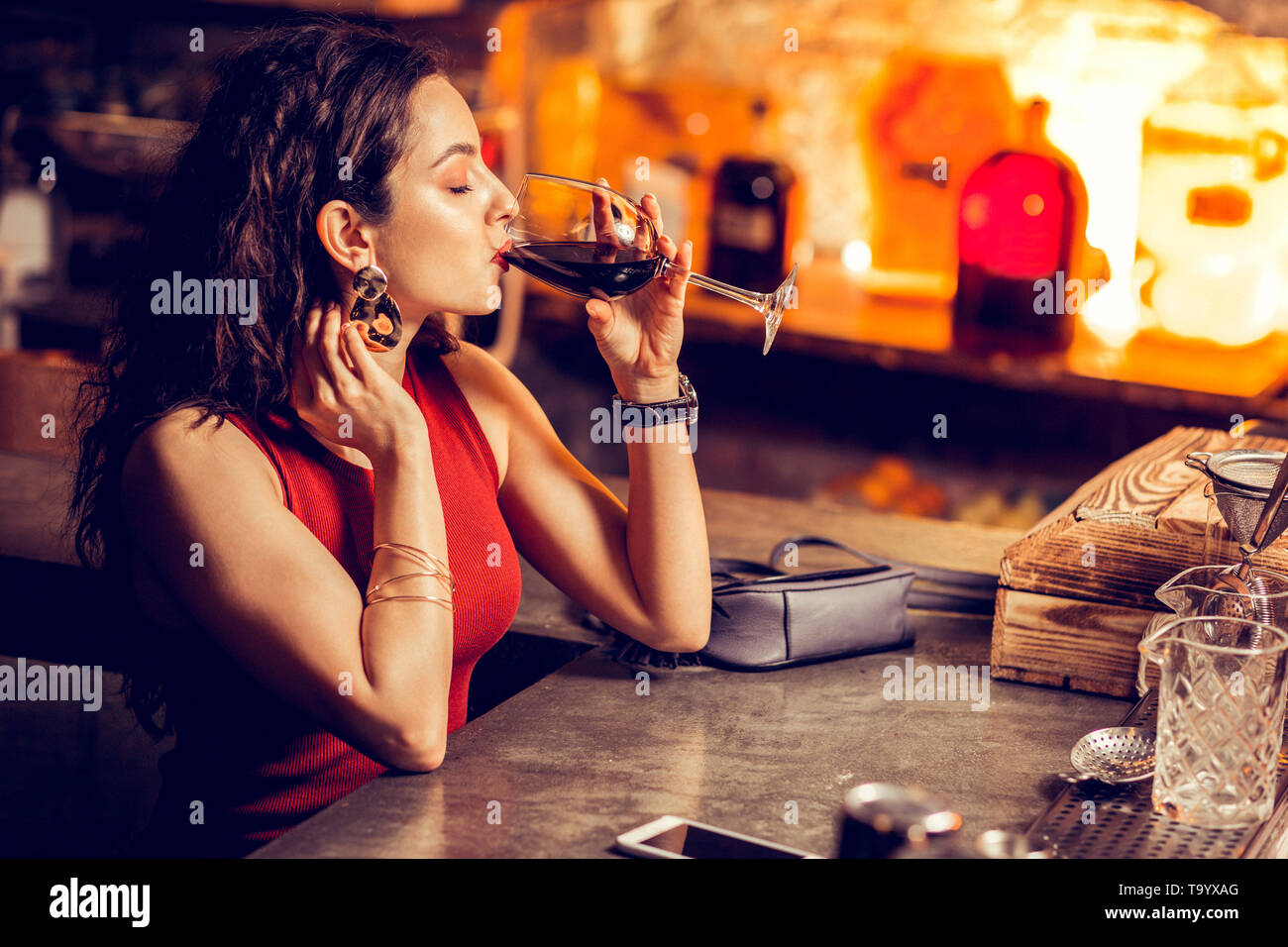 Woman alone bar sad hi-res stock photography and images - Alamy
