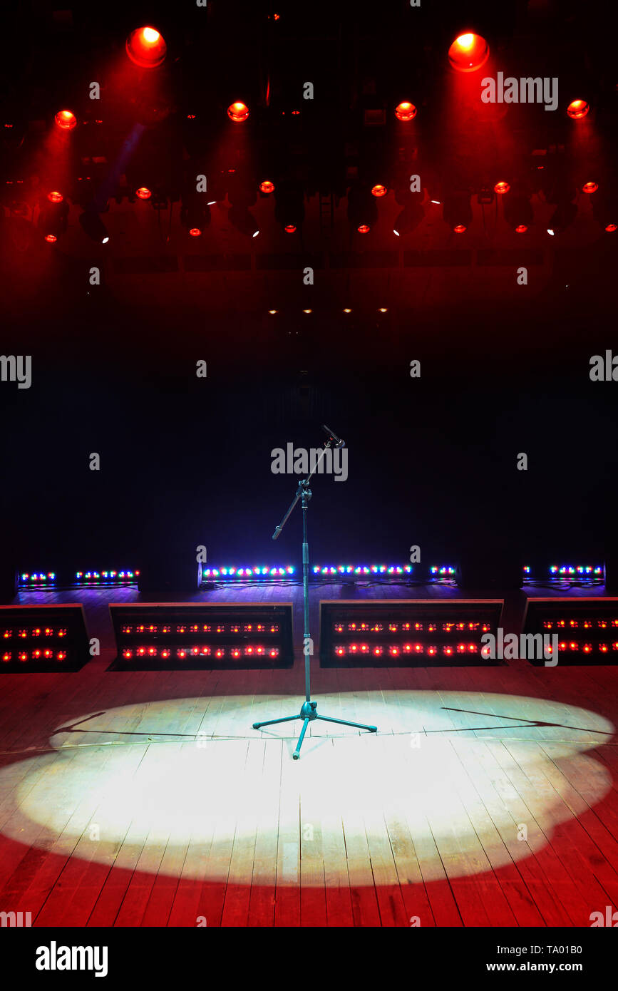 Empty stage microphone hi-res stock photography and images - Alamy