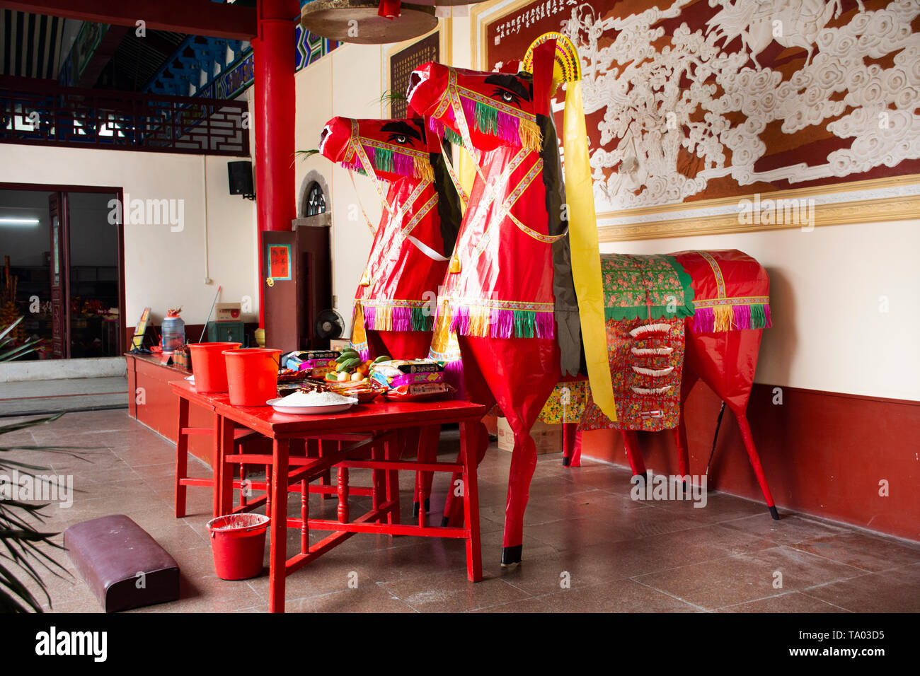 Chinese funeral paper offerings hi-res stock photography and images - Alamy