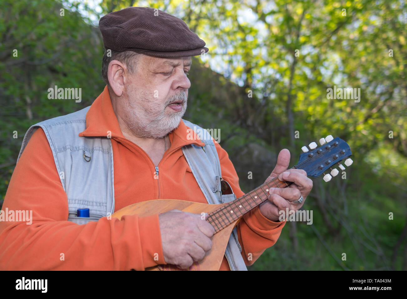 Man playing mandolin hi-res stock photography and images - Alamy