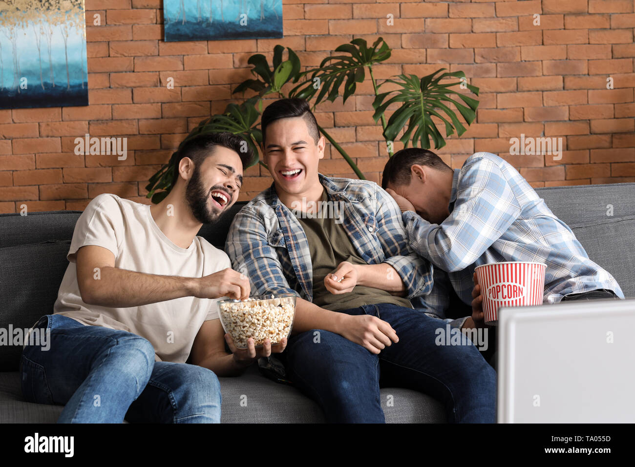 People laughing comedy show hi-res stock photography and images - Alamy
