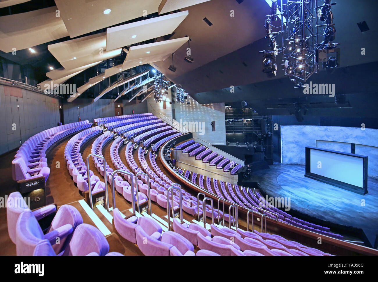 Interior of the Olivier Theatre auditorium in London's National Theatre ...