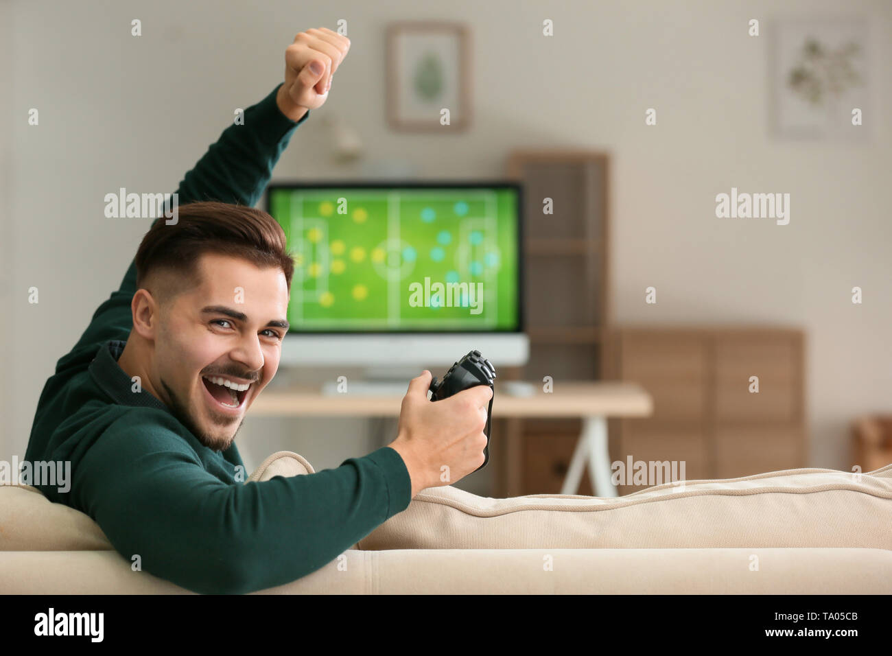 Happy people winning video games hi-res stock photography and images ...