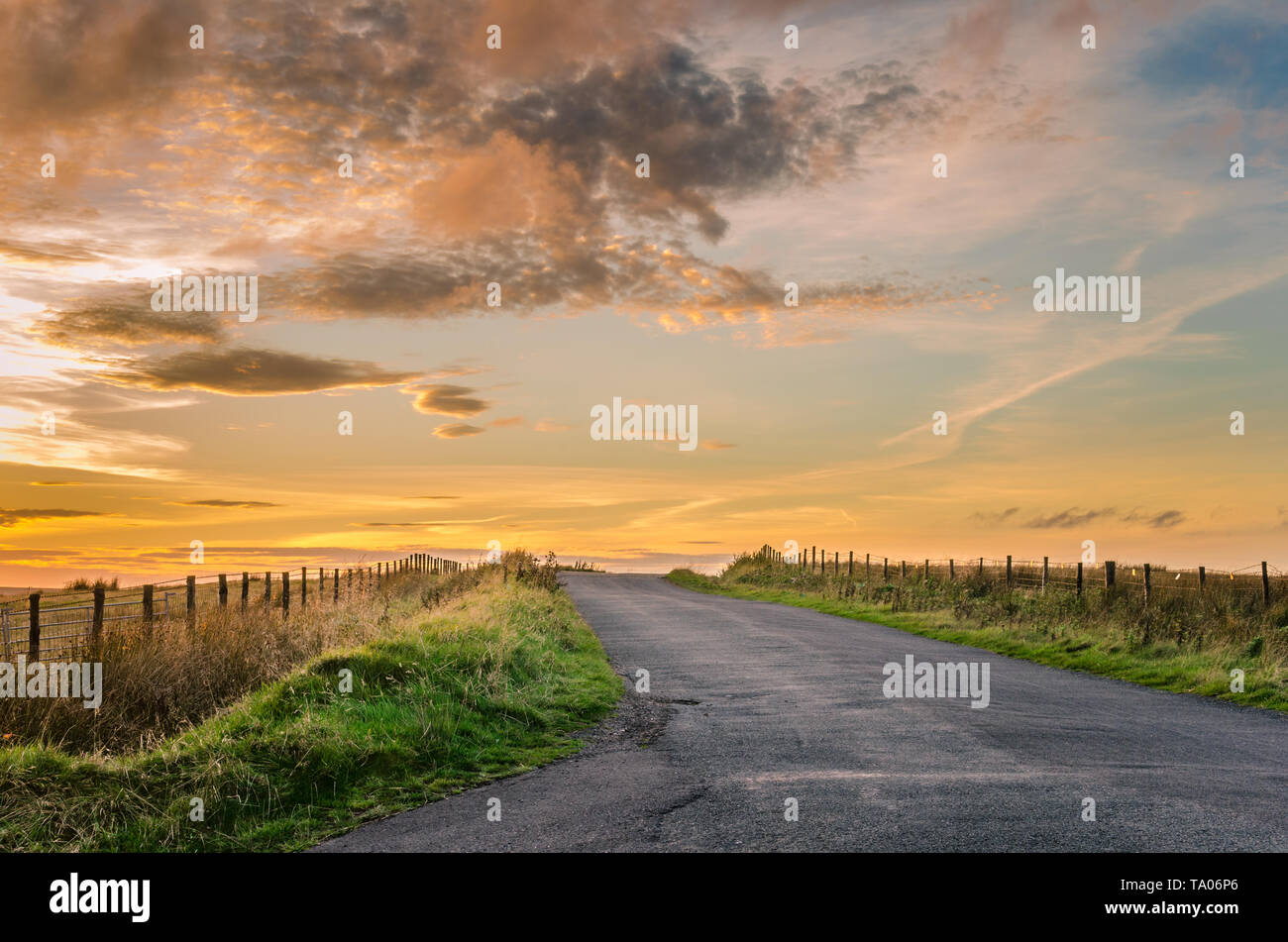 Beautiful sunset country road hi-res stock photography and images - Alamy