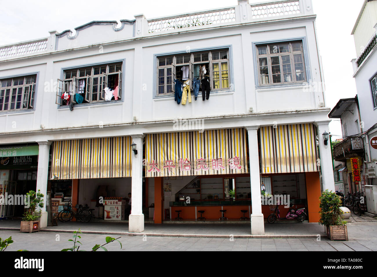 Hanging laundry in chinatown hi-res stock photography and images - Alamy