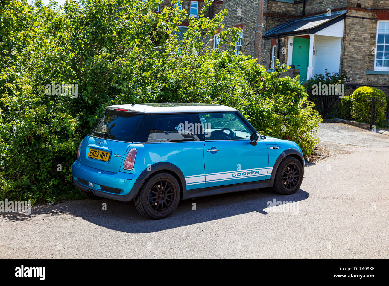 Turquoise mini cooper hi-res stock photography and images - Alamy