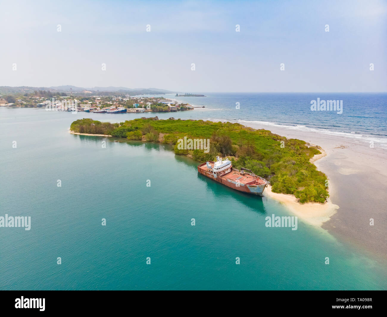 Rusted shipwreck on Caribbean island cay in Roatan, Honduras Stock ...