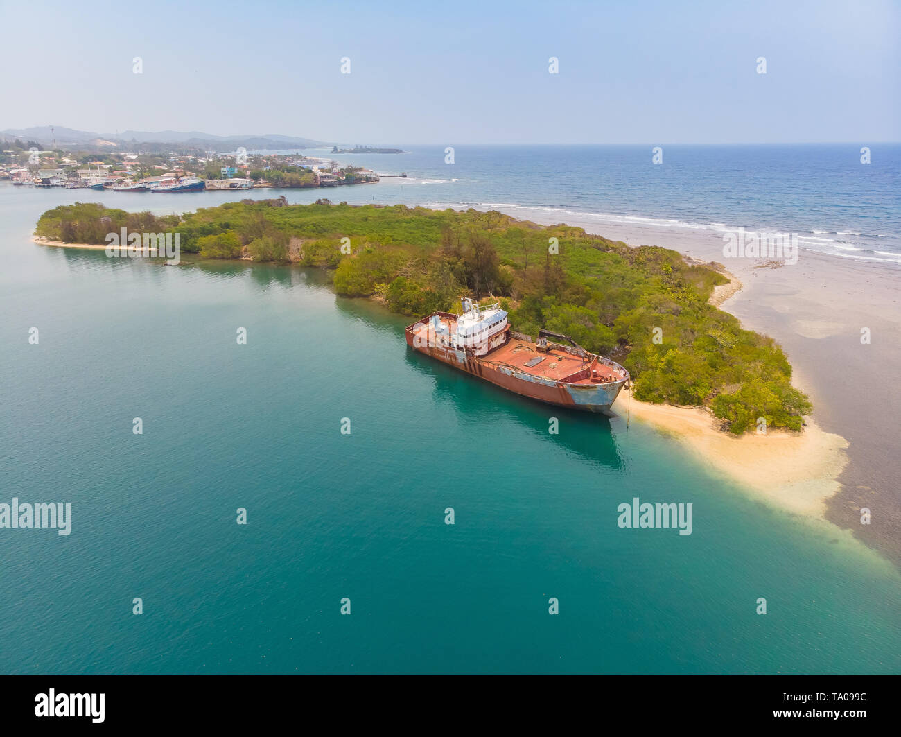 Rusted shipwreck on Caribbean island cay in Roatan, Honduras Stock ...