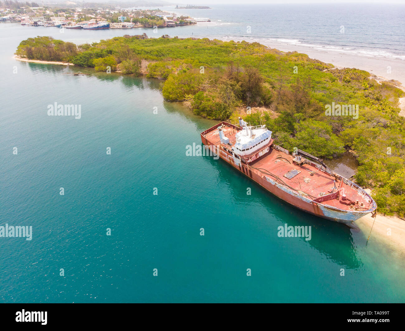 Trees behind shipwreck hi-res stock photography and images - Alamy
