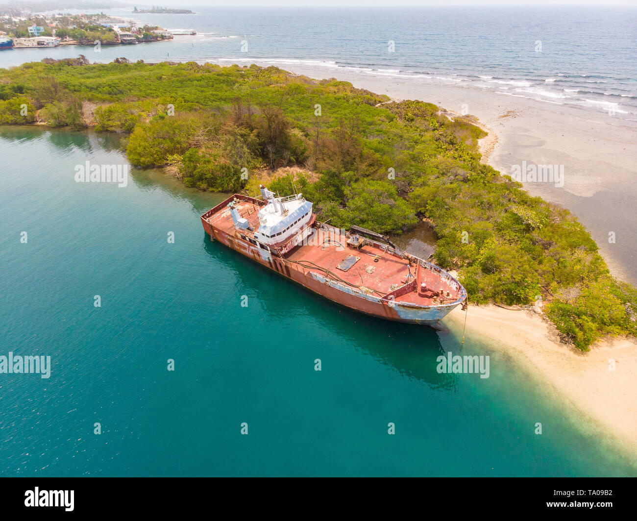 Rusted shipwreck on Caribbean island cay in Roatan, Honduras Stock ...