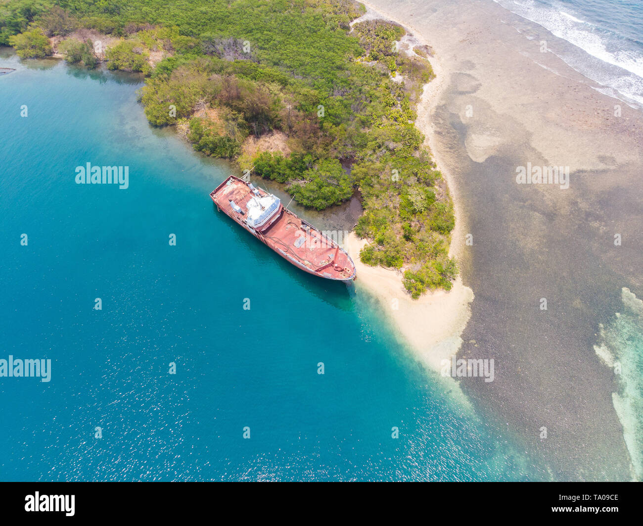 Rusted shipwreck on Caribbean island cay in Roatan, Honduras Stock ...