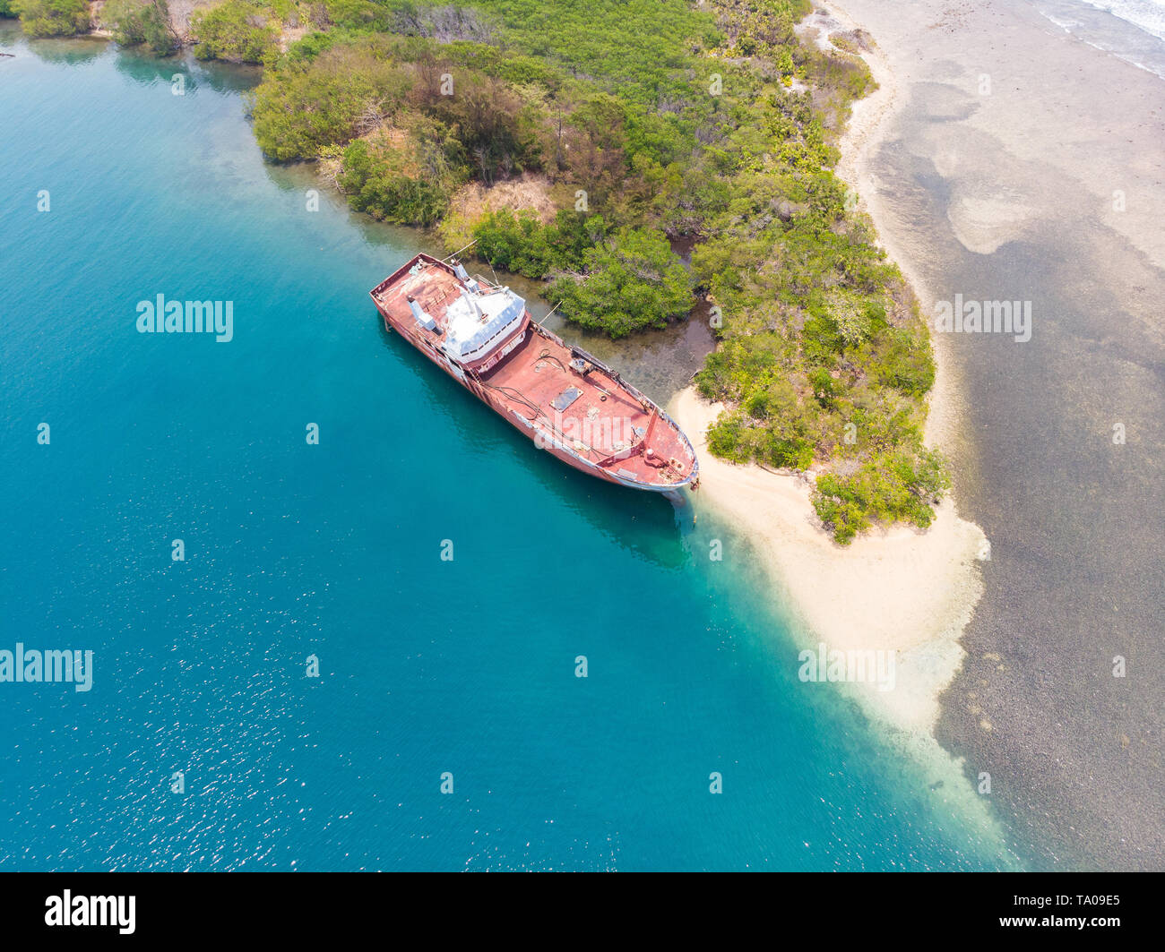 Rusted shipwreck on Caribbean island cay in Roatan, Honduras Stock ...