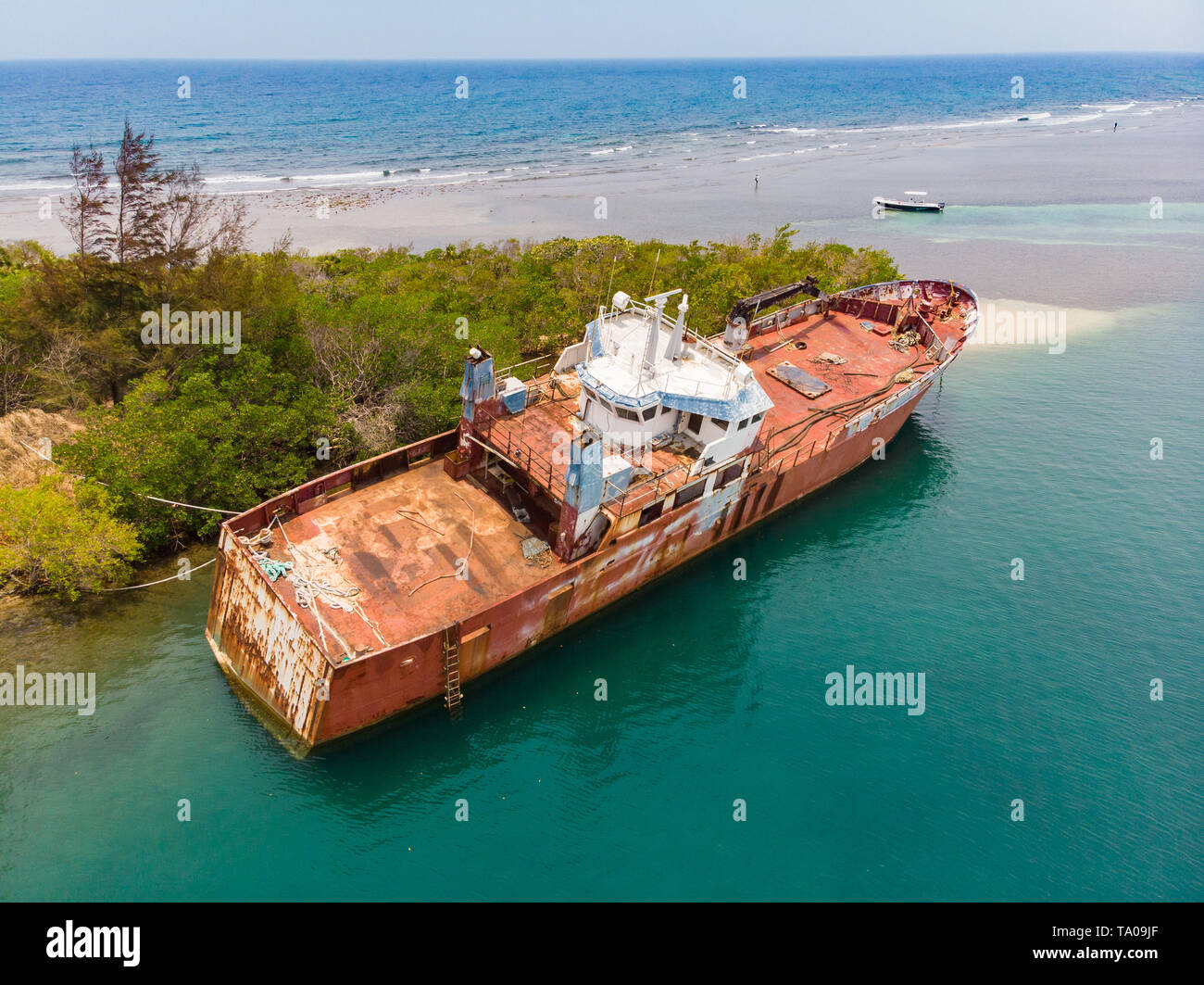 Rusted shipwreck on Caribbean island cay in Roatan, Honduras Stock ...