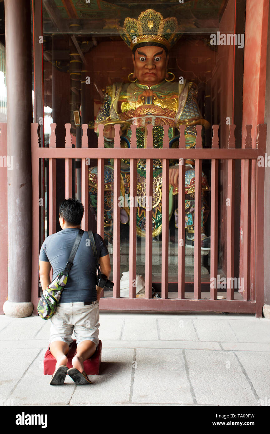 Chinese people praying Chinese angel warrior door keeper statue at gate ...