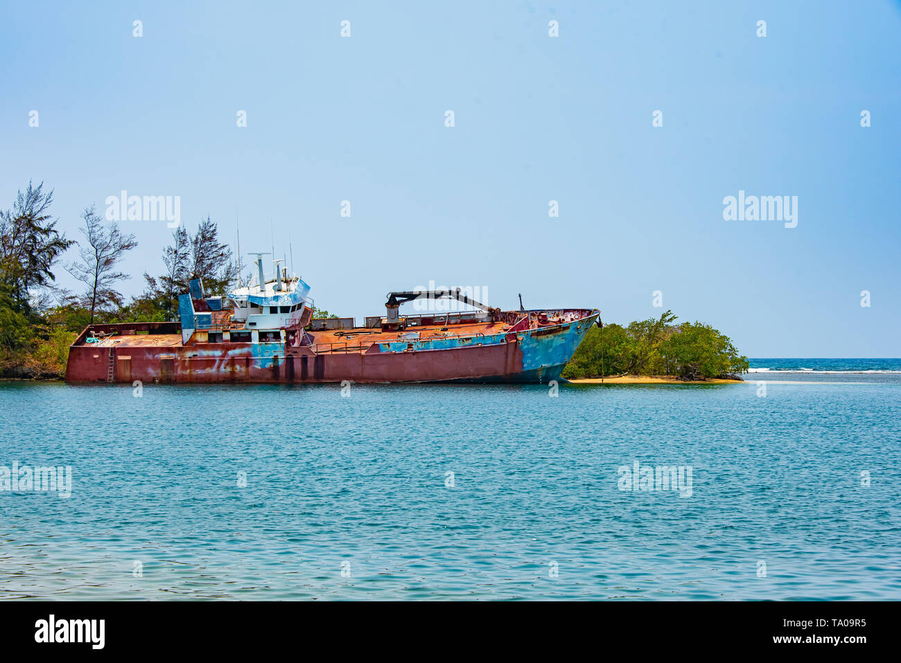 Rusted shipwreck on Caribbean island cay in Roatan, Honduras Stock ...