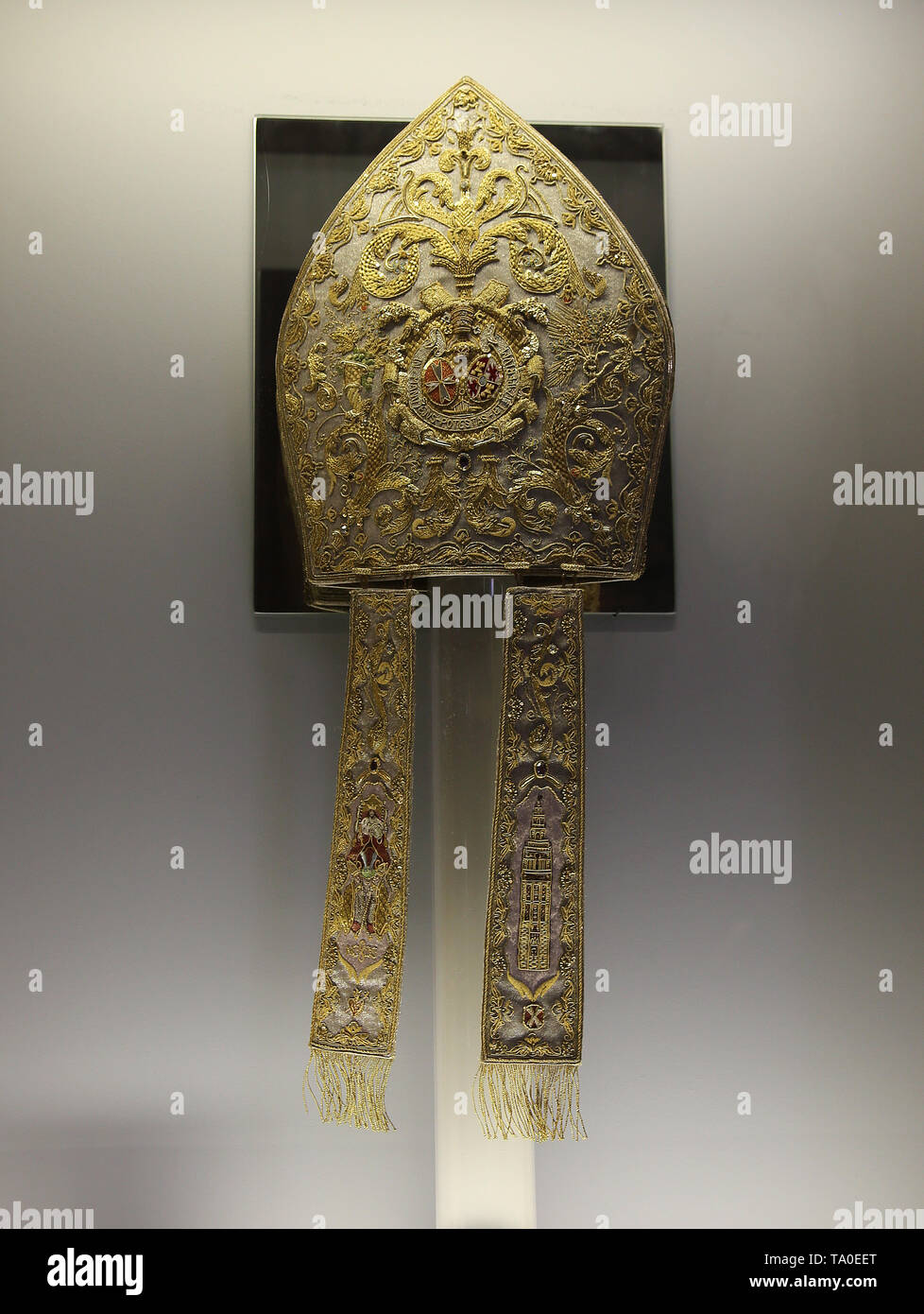 Catholic bishop mitre hi-res stock photography and images - Alamy