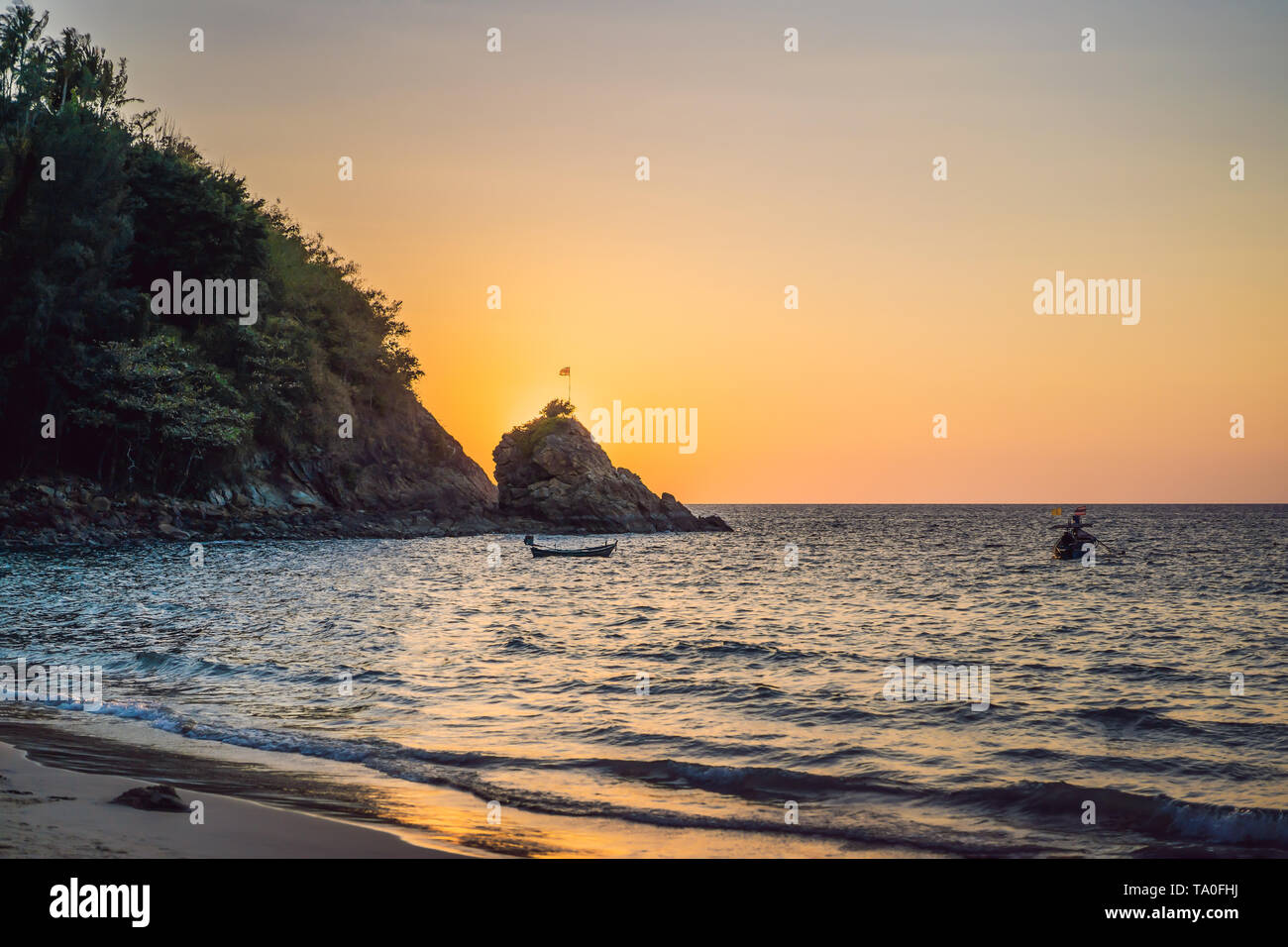 Light house behind rocks hi-res stock photography and images - Alamy