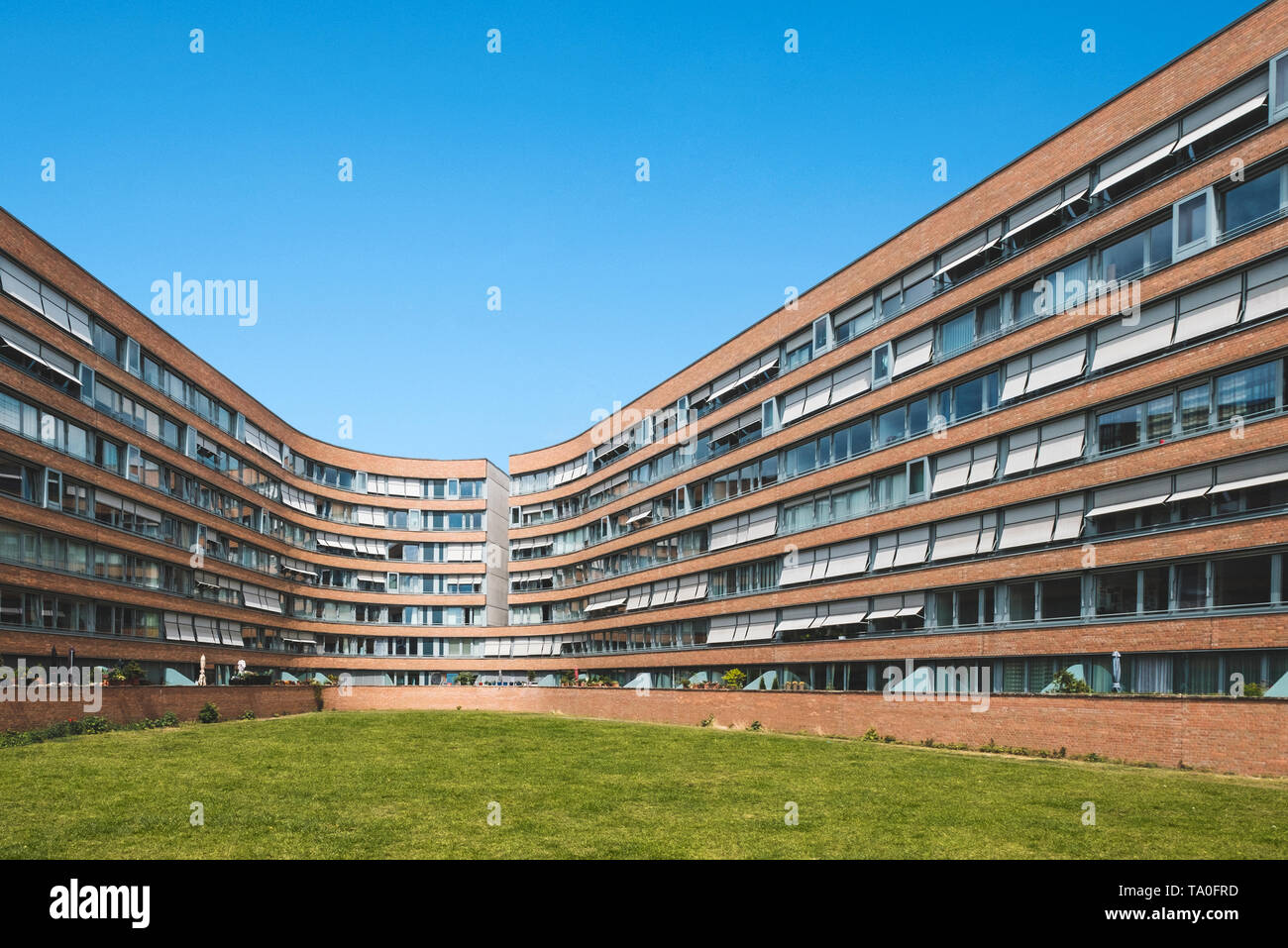 Modern court building hi-res stock photography and images - Alamy