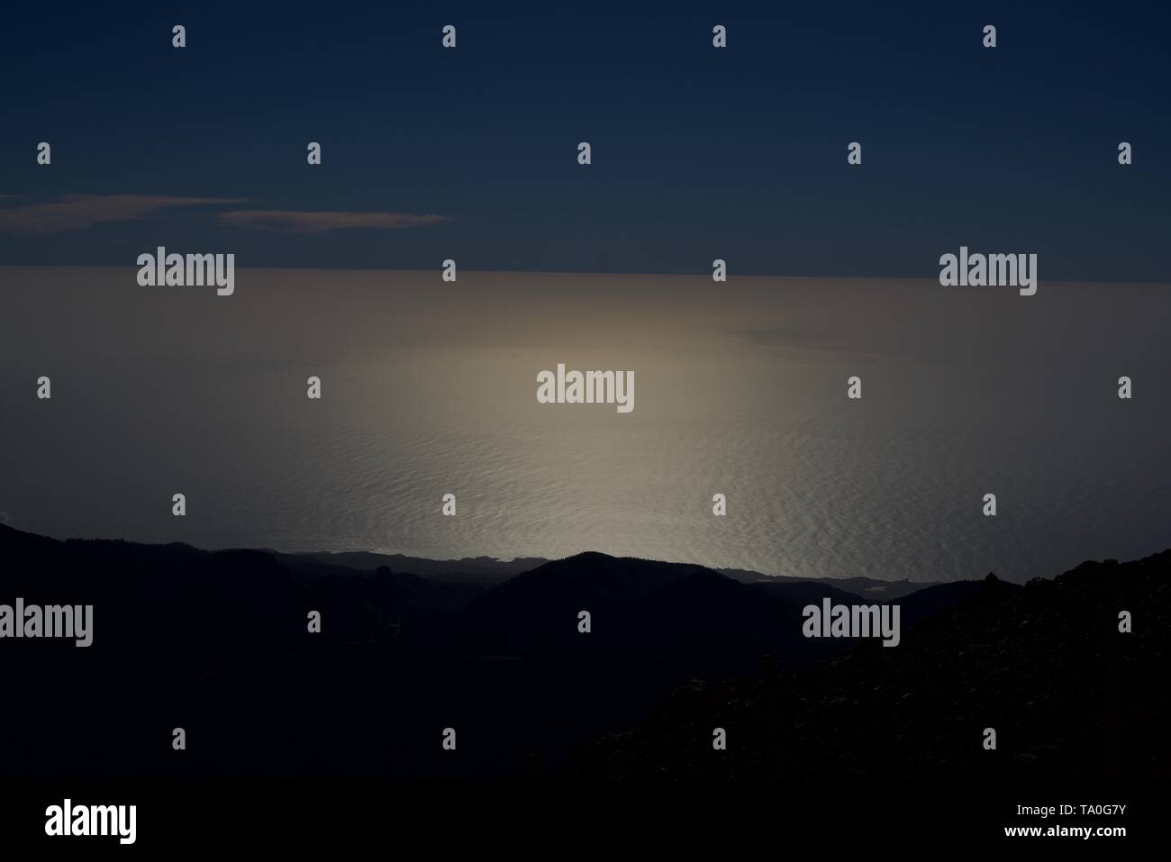 Skyline in backlight hi-res stock photography and images - Alamy