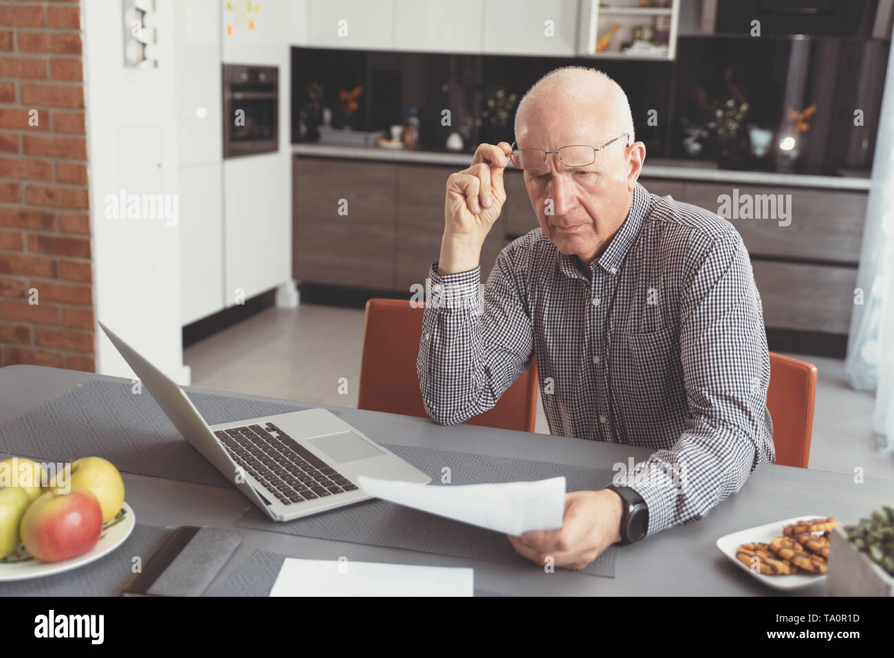 Person worried hi-res stock photography and images - Alamy