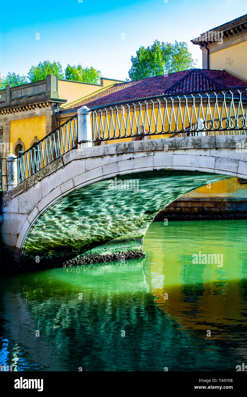 Beautiful Bridge in Venice, Italy stunning reflection of the sunlight ...