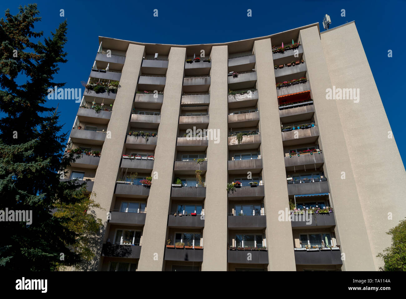 concrete skyscraper with balconies and blue sky Stock Photo - Alamy