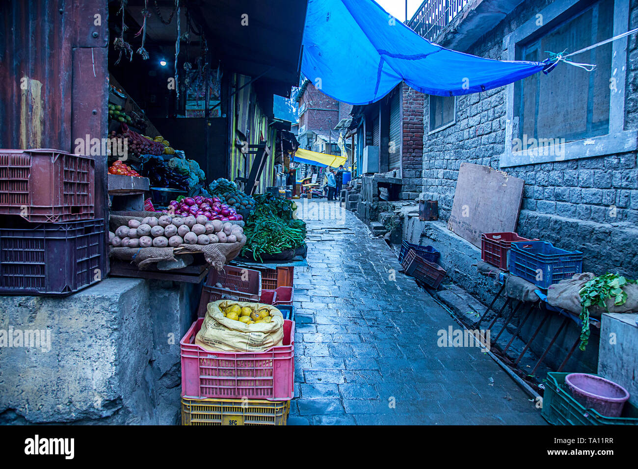 Empty market street shops india hi-res stock photography and images - Alamy