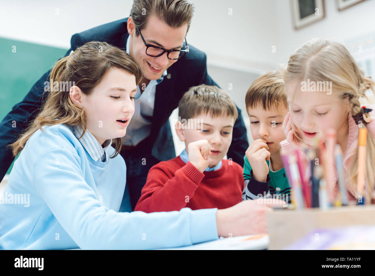 Primary school students reading hi-res stock photography and images - Alamy