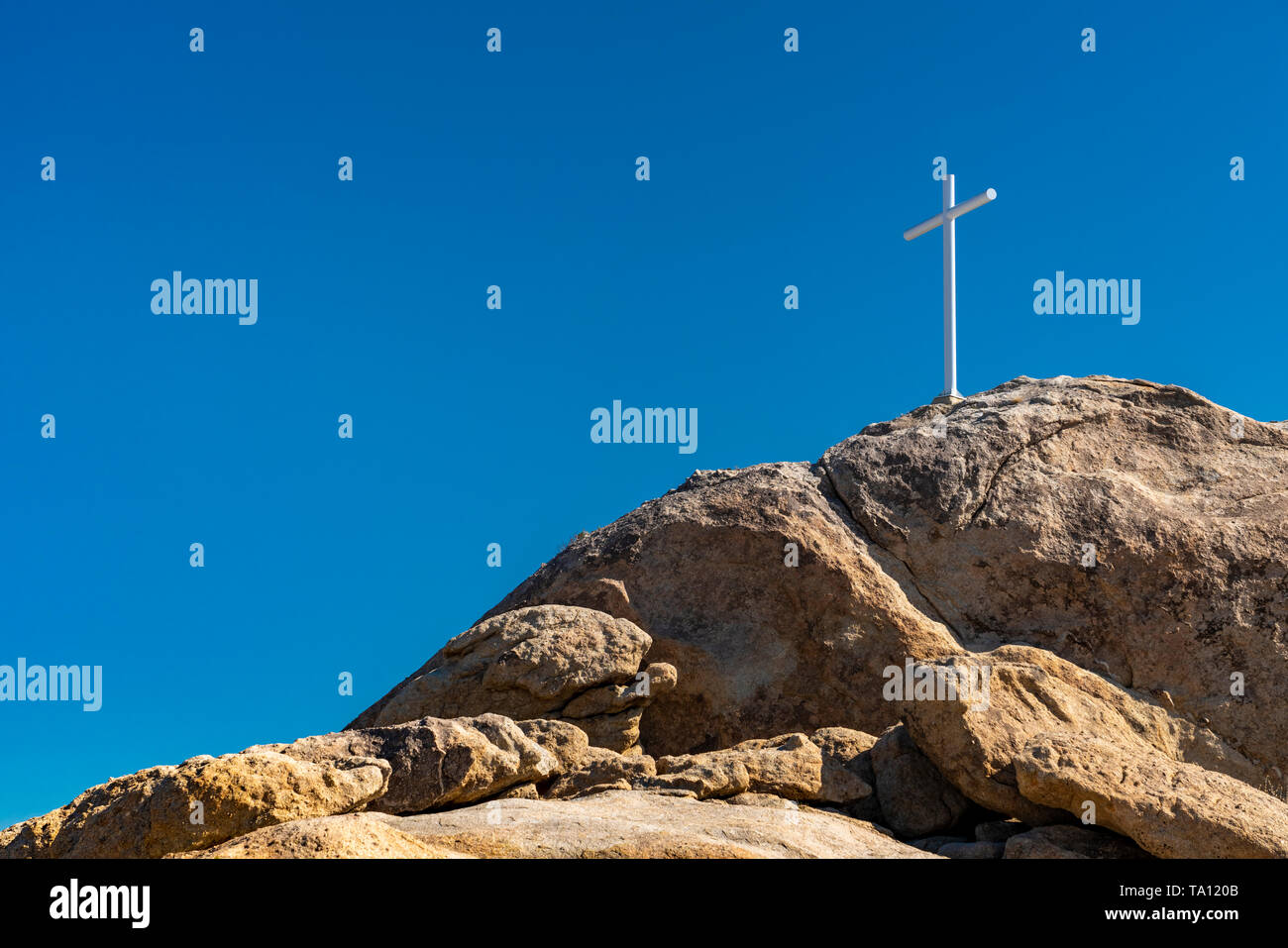A white cross on a rock pile in the Mojave Desert, California, USA ...