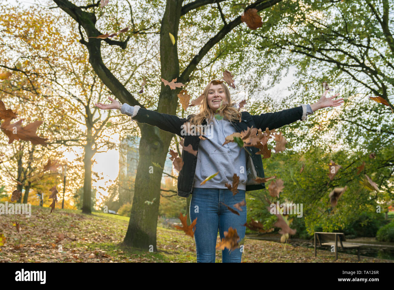 Woman throws hi-res stock photography and images - Alamy